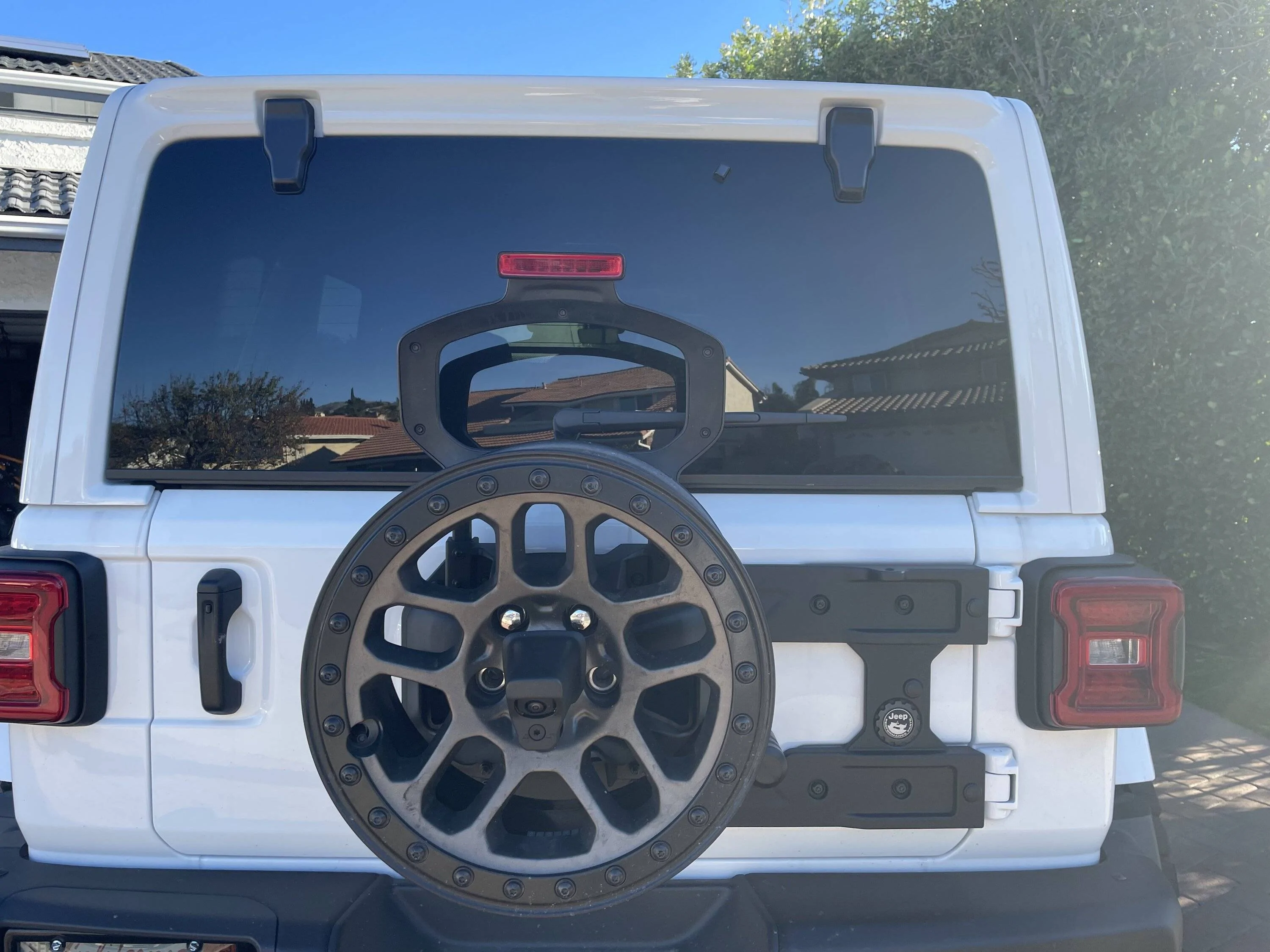 California - Mopar Tailgate Renforcement System; tire carrier/tailgate ...
